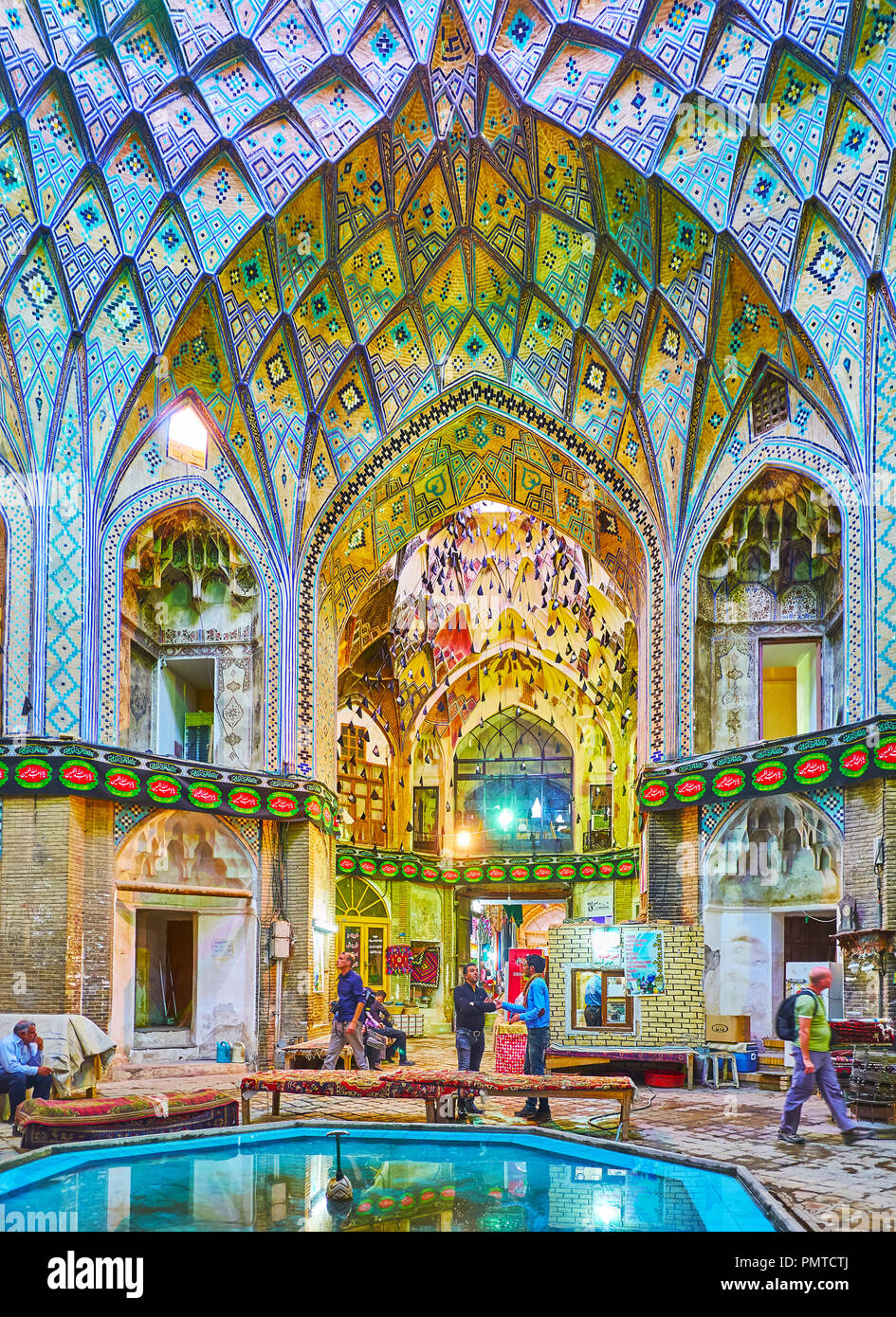 Muqarnas arches hi-res stock photography and images - Alamy