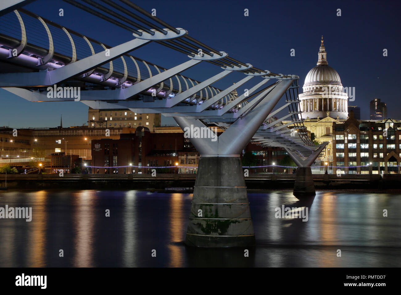 The Millennium Bridge spans the Thames between Tate Modern and St Pauls ...