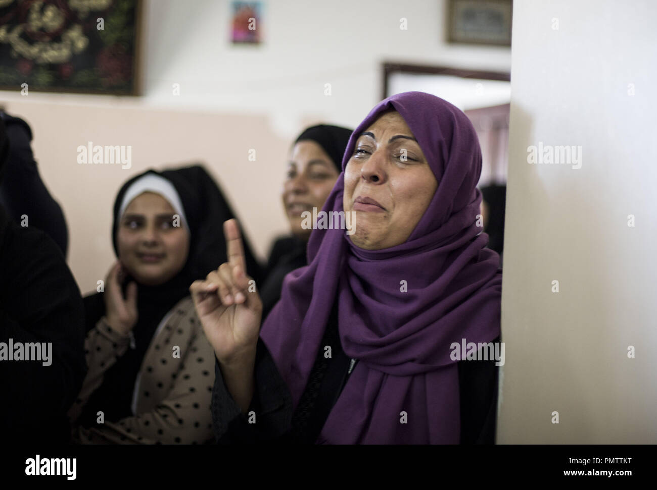 Gaza City, The Gaza Strip, Palestine. 19th Sep, 2018. Relatives of ...