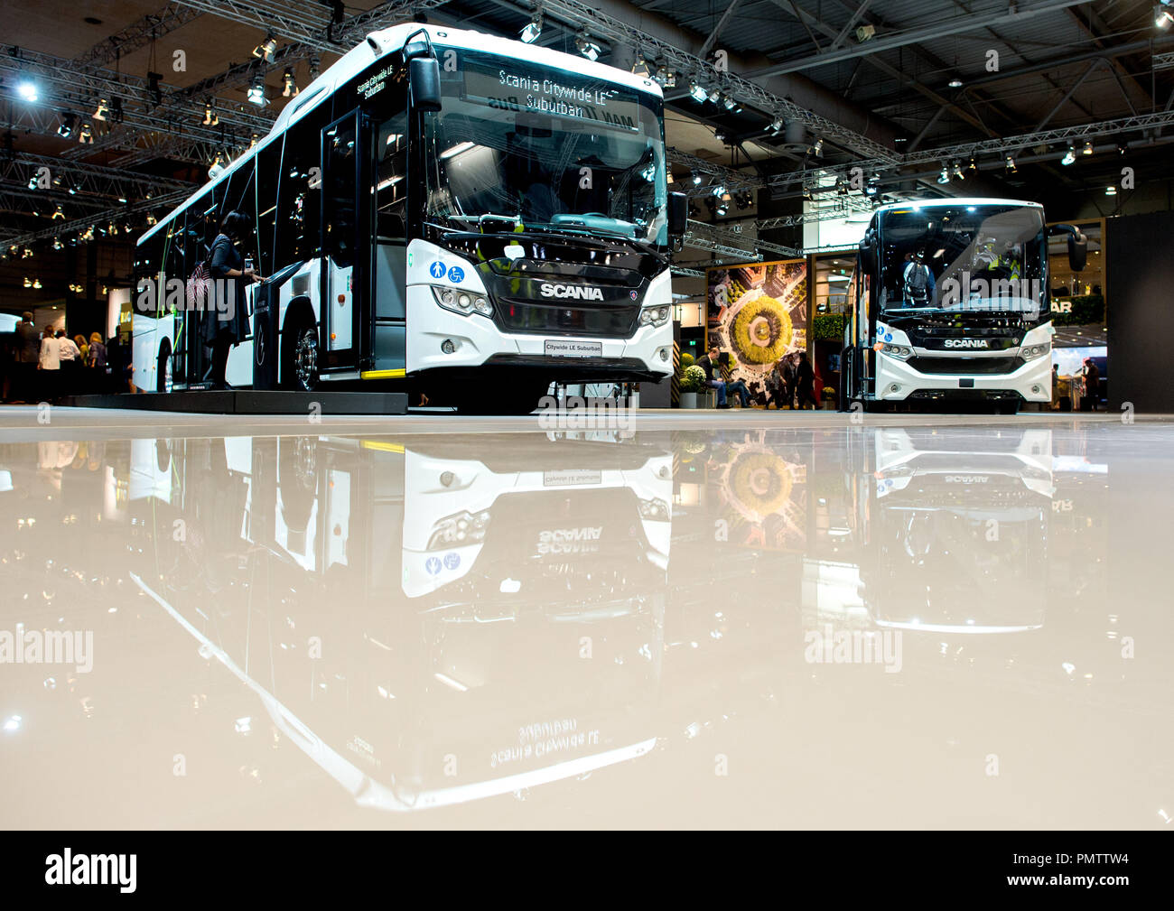 19 September 2018, Lower Saxony, Hanover: Two hybrid buses reflect ...