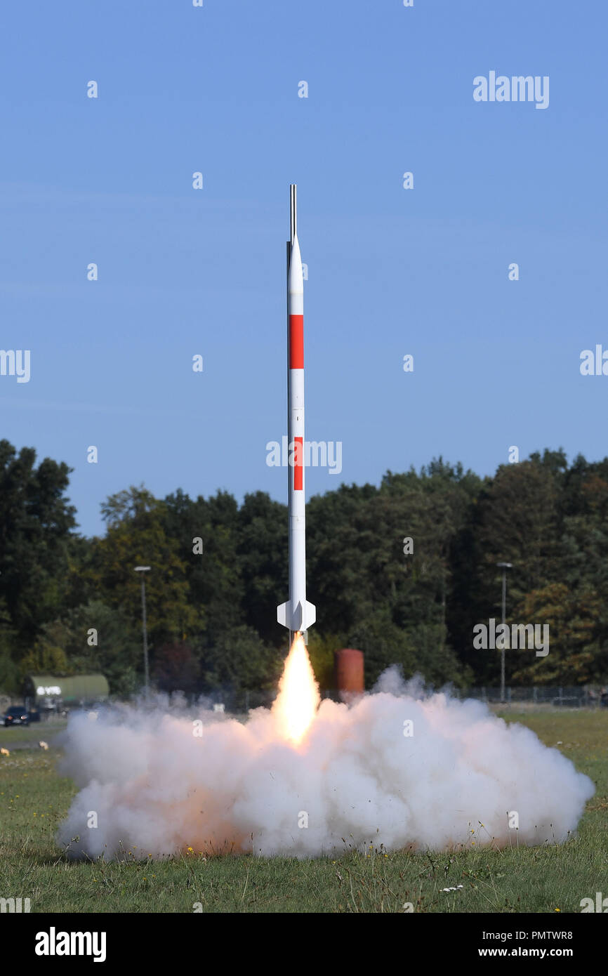 19 September 2018, Lower Saxony, Rotenburg: A rocket equipped with a ...