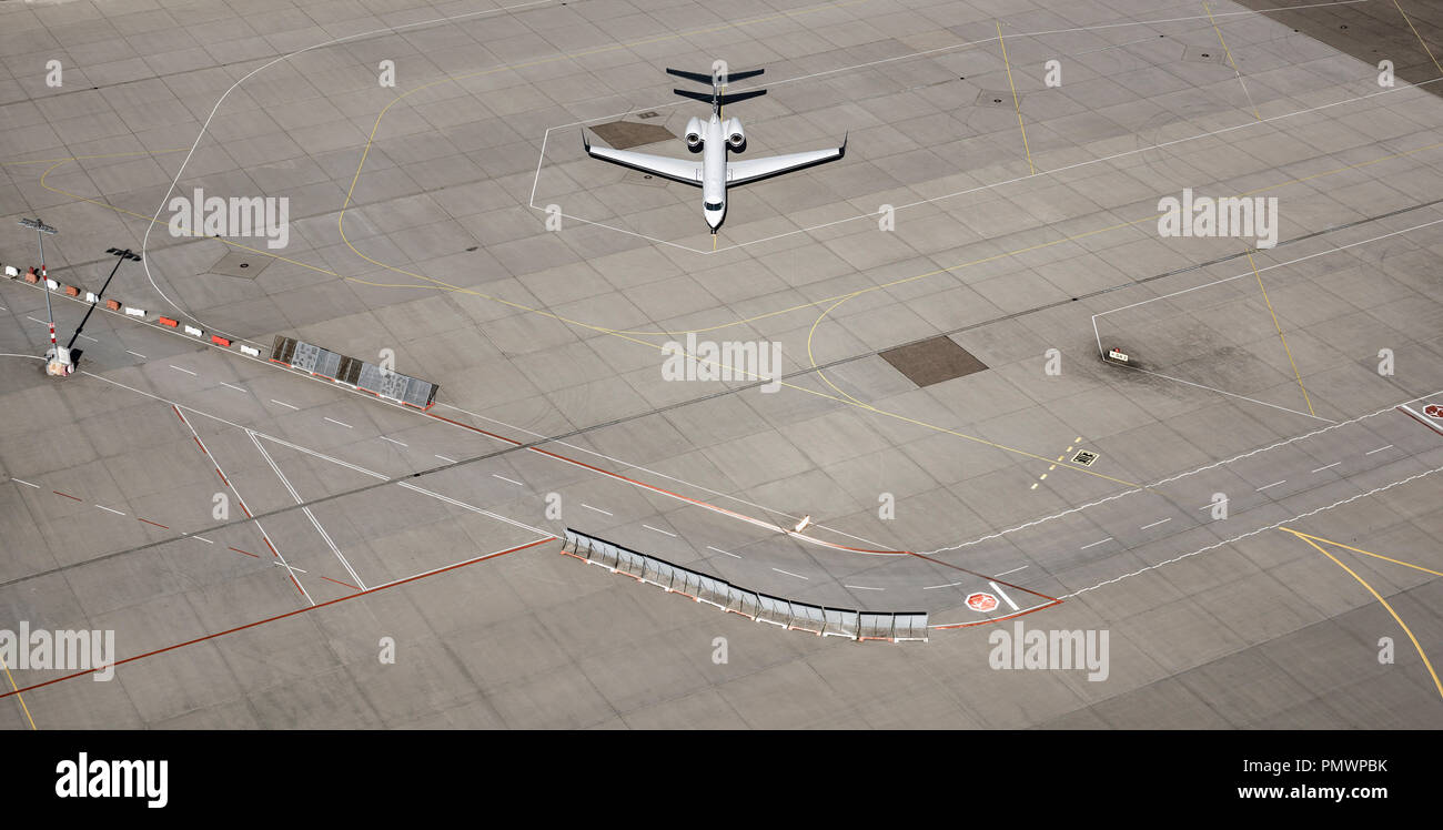 Airplane stationary hi-res stock photography and images - Alamy