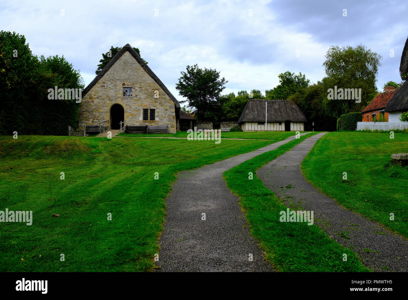 Cruck roof hi-res stock photography and images - Alamy