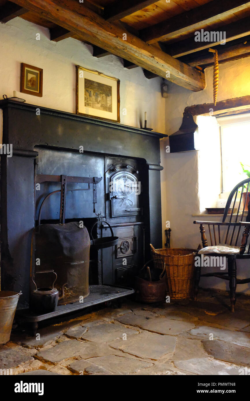 Victorian cottage kitchen hi-res stock photography and images - Alamy