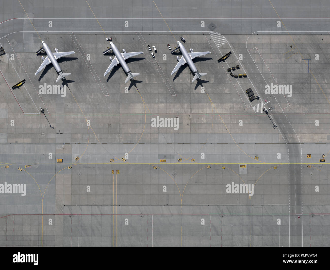 Runway airport tarmac asphalt hi-res stock photography and images - Alamy
