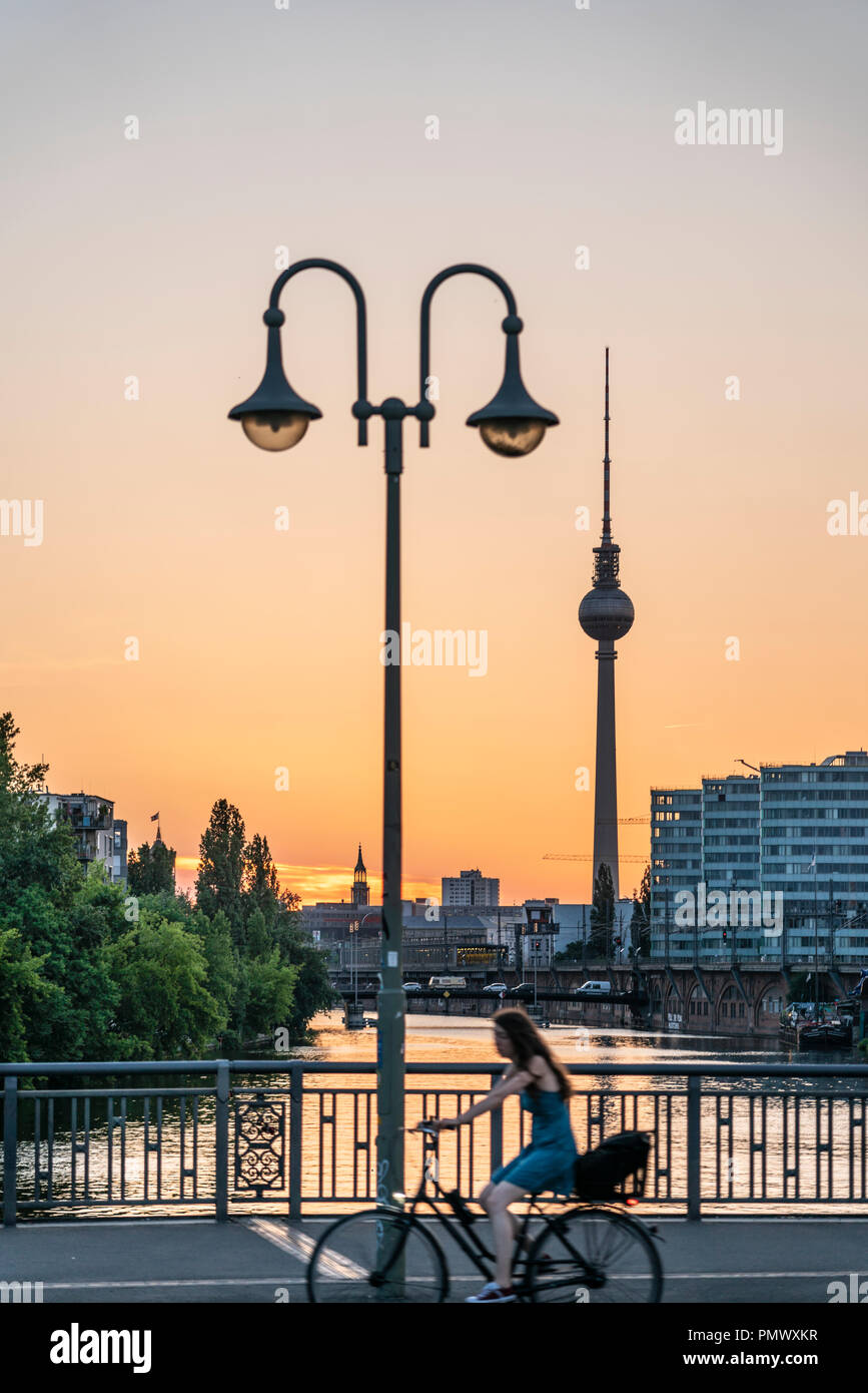 Schilling bridge , laterne, Alex TV tower, river Spree, women on ...