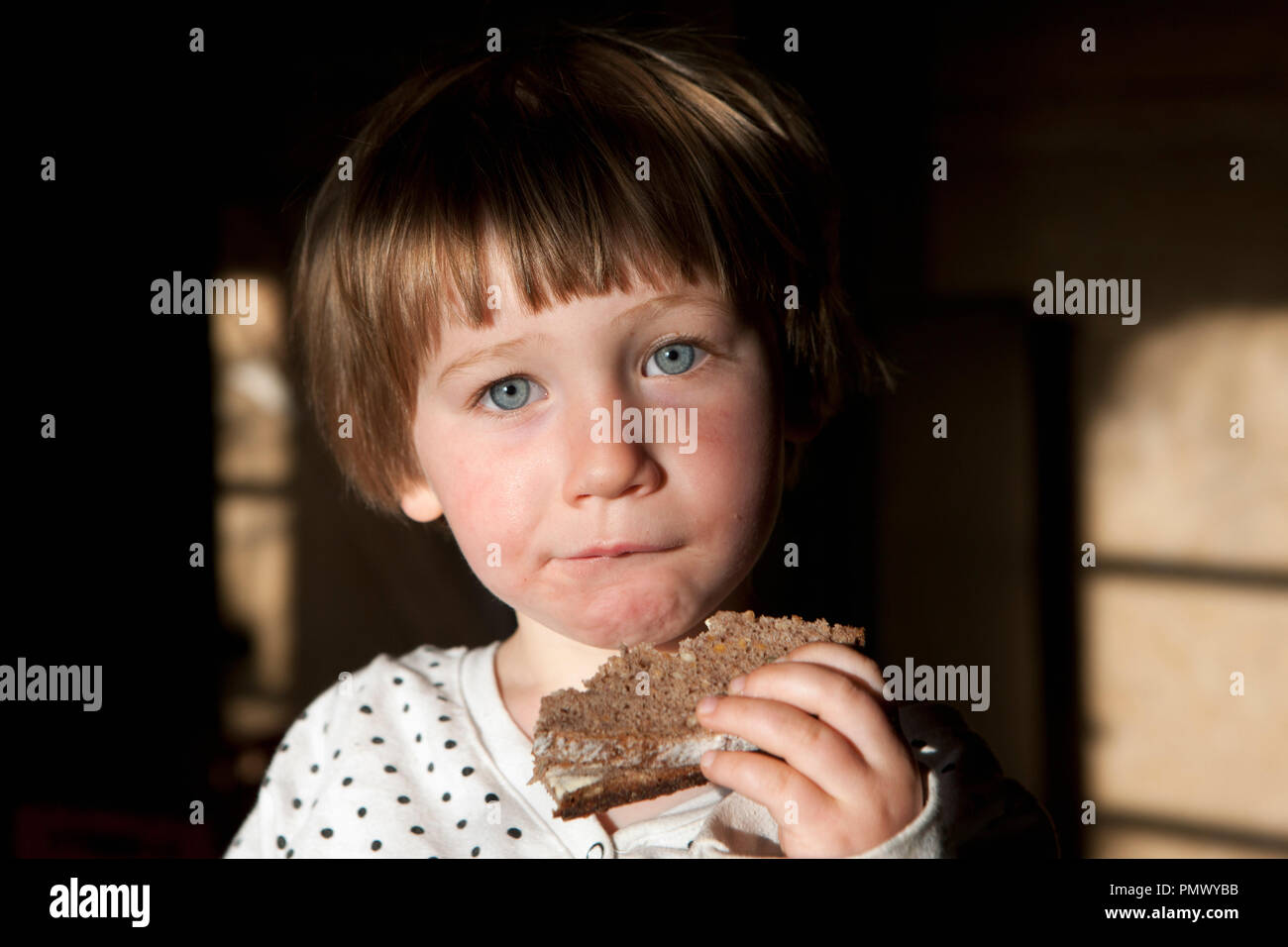 Portrait cute girl eating sandwich Stock Photo - Alamy