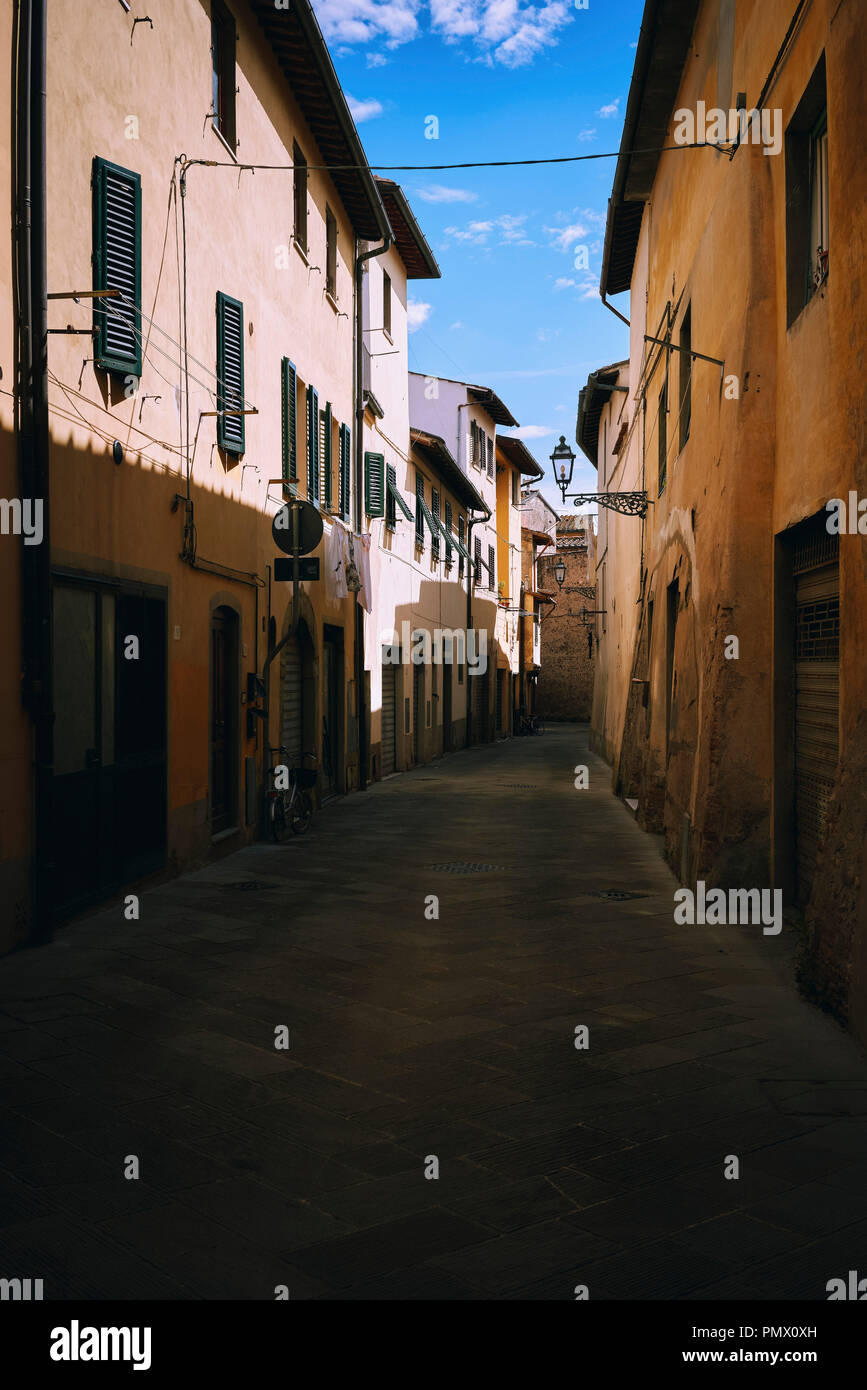 Alley between buildings hi-res stock photography and images - Alamy