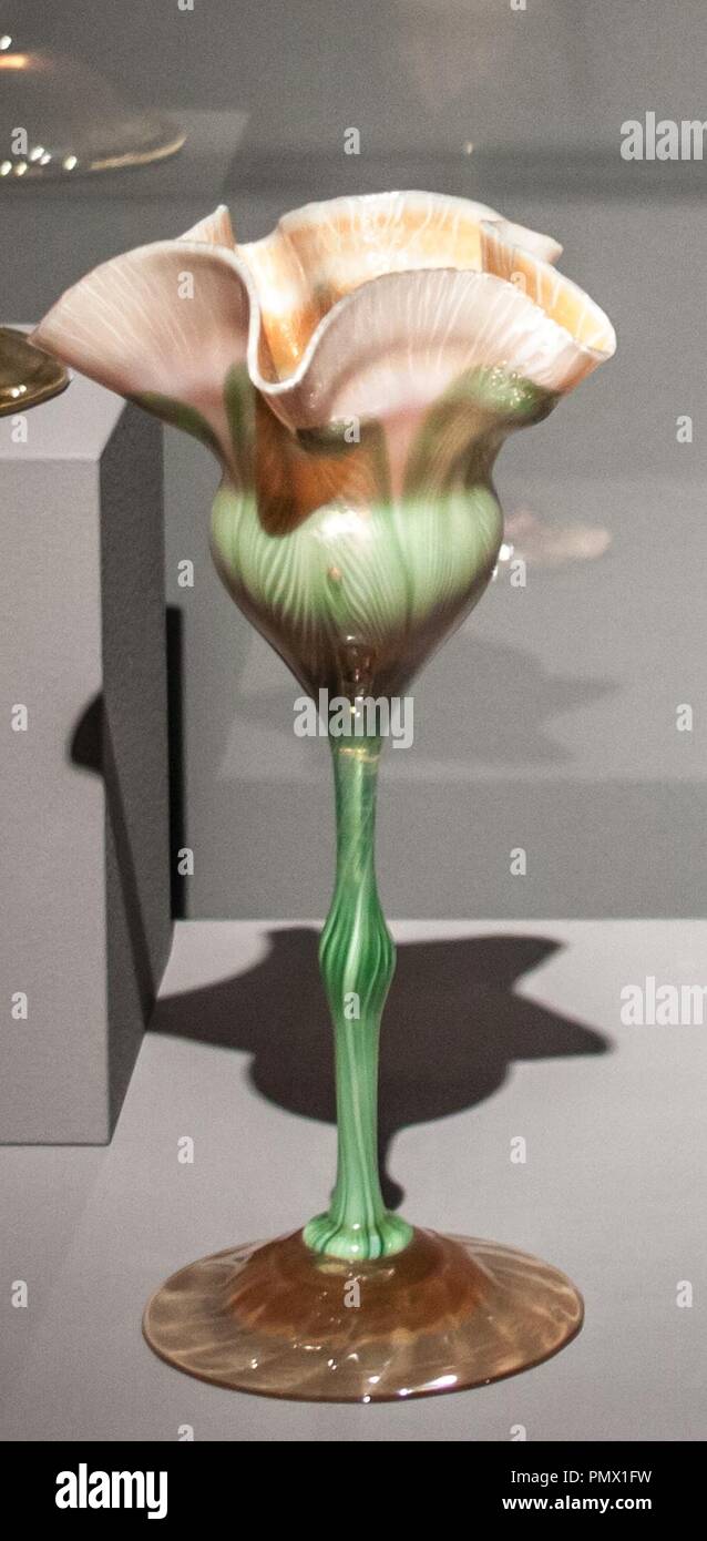 Goblet shaped flower hi-res stock photography and images - Alamy