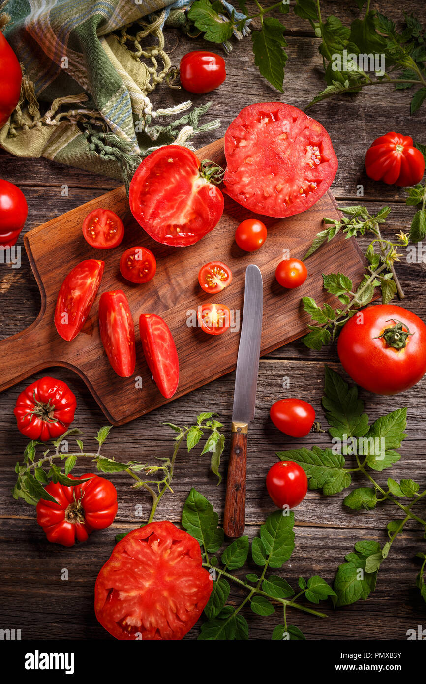 Flat lay of fresh ripe tomatoes on the kitchen board Stock Photo - Alamy