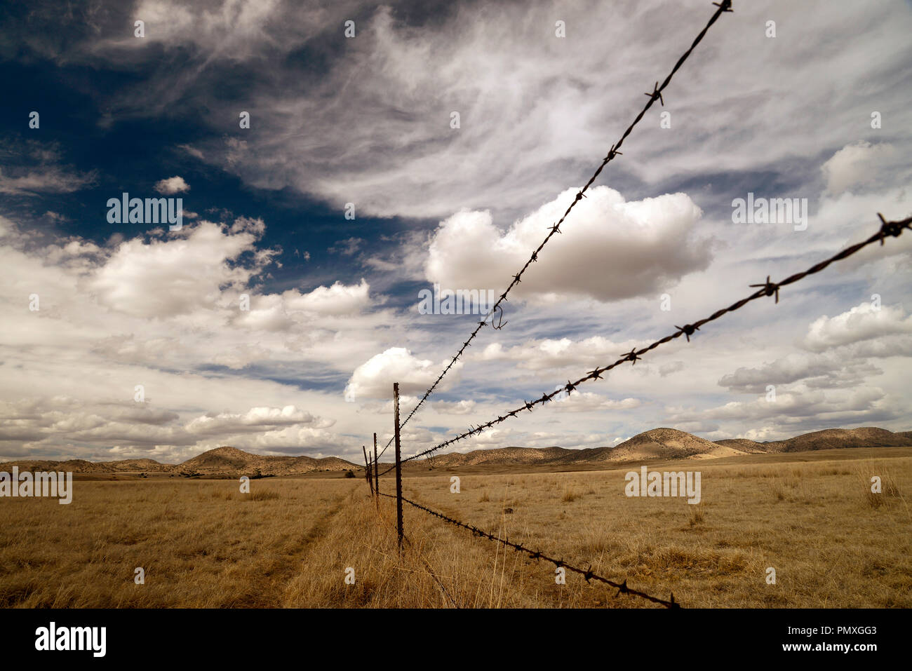 Border fence road hi-res stock photography and images - Alamy