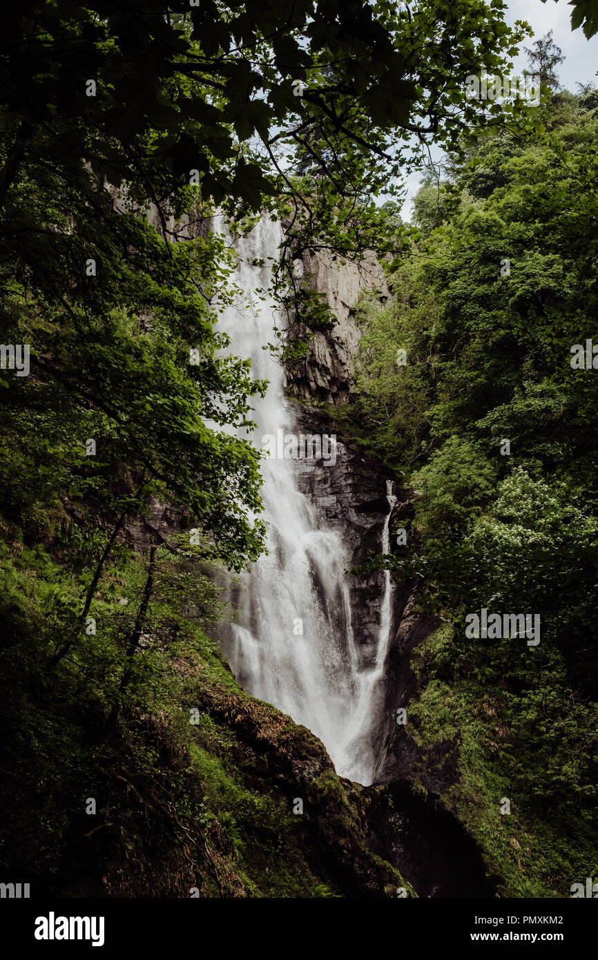 Hiking the landscape by Pistyll Rhaeadr waterfall in North Wales Stock ...