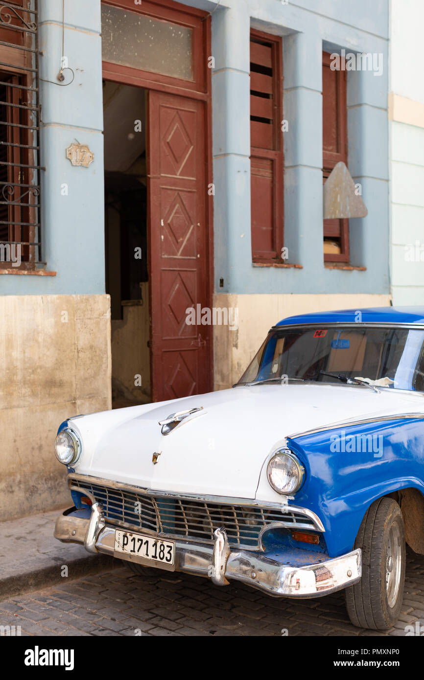 Classic car street scene, Havana, Cuba Stock Photo - Alamy