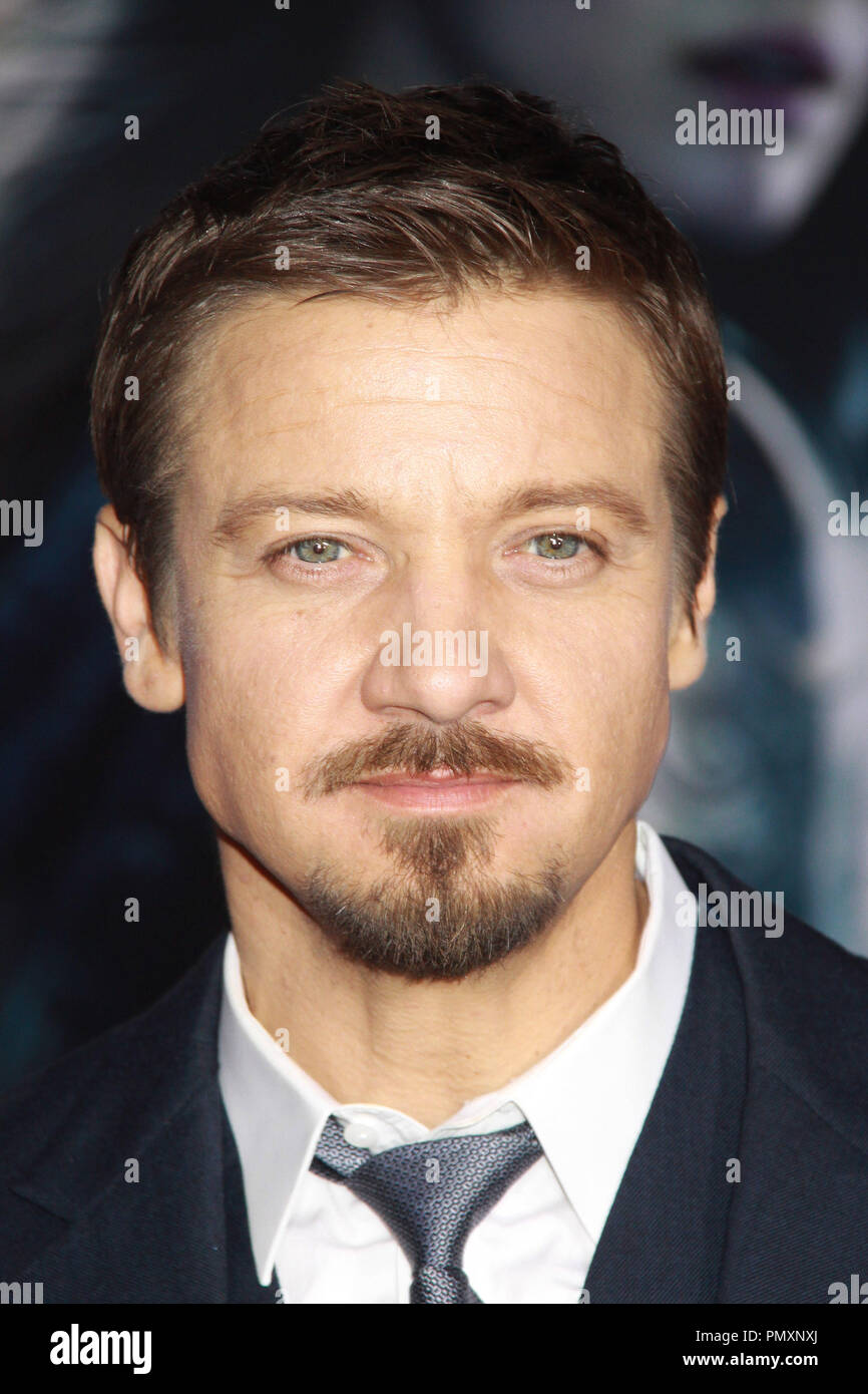Jeremy Renner 11/04/2013 "Thor: The Dark World" Premiere held at El ...
