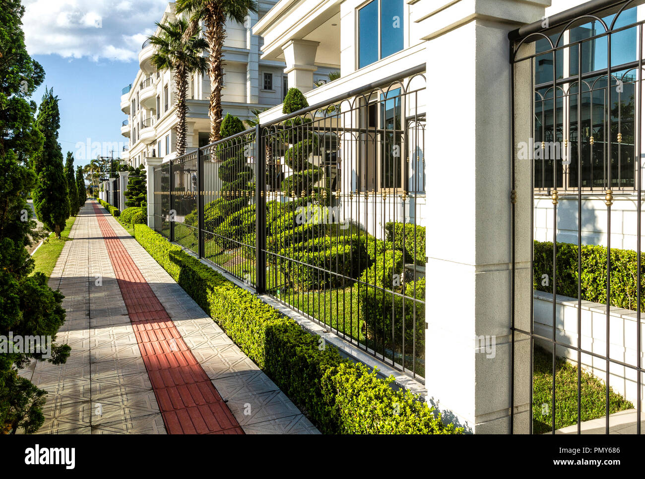Rich neighborhood hi-res stock photography and images - Alamy