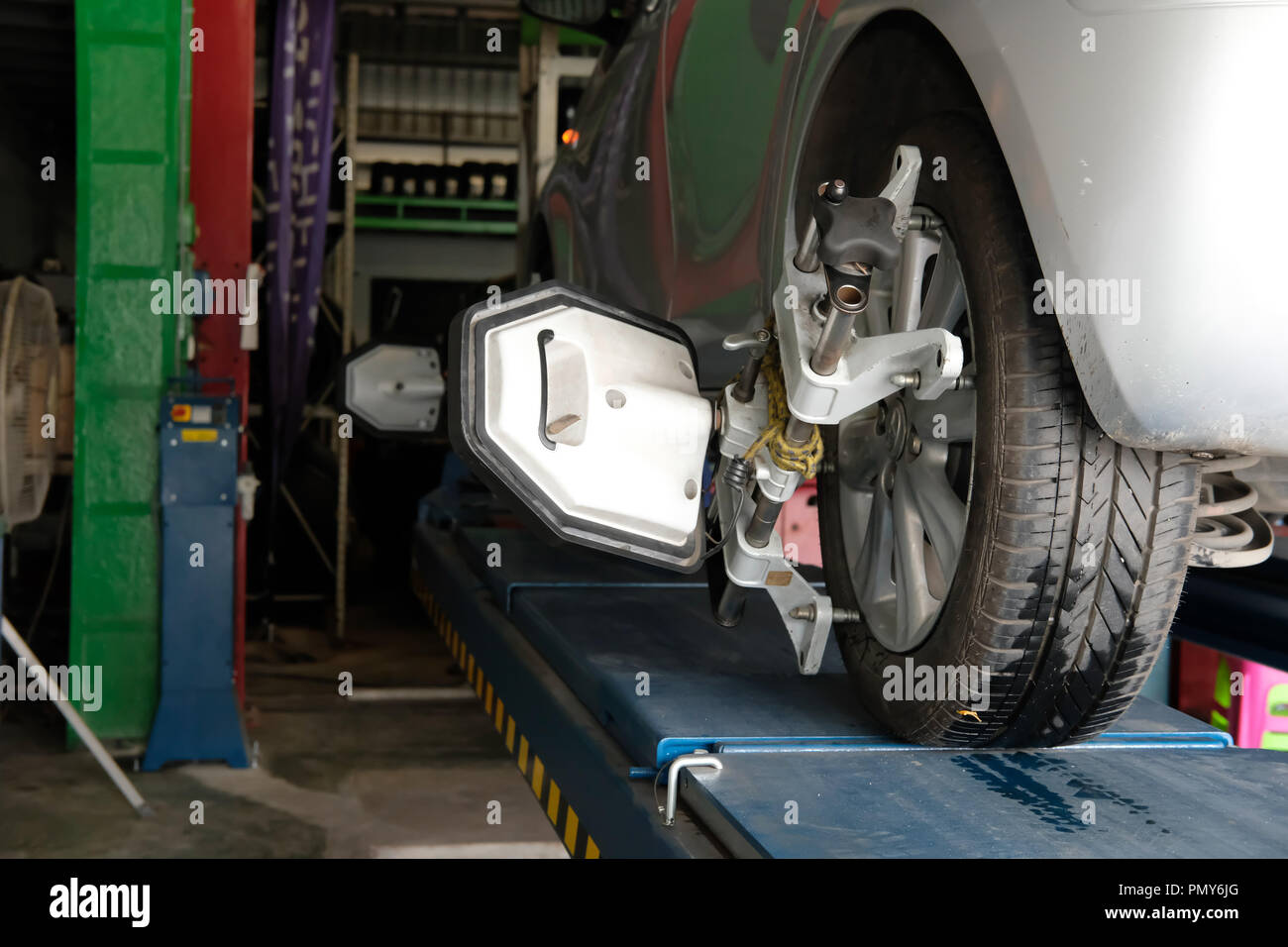 car tyre clamped with aligner reflector adjustment tool for wheel ...