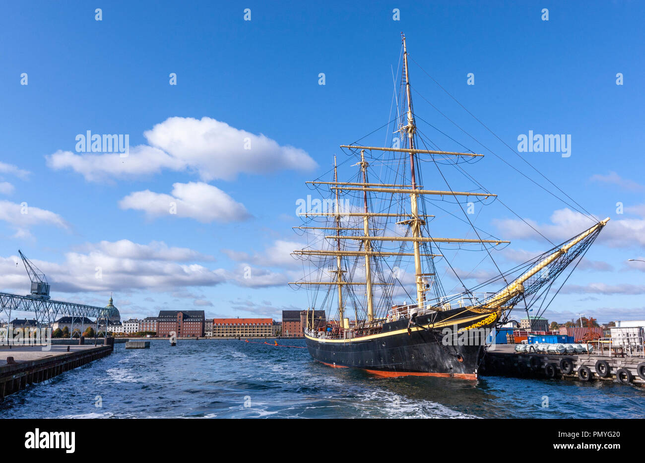 Three masted sailing ship hi-res stock photography and images - Alamy