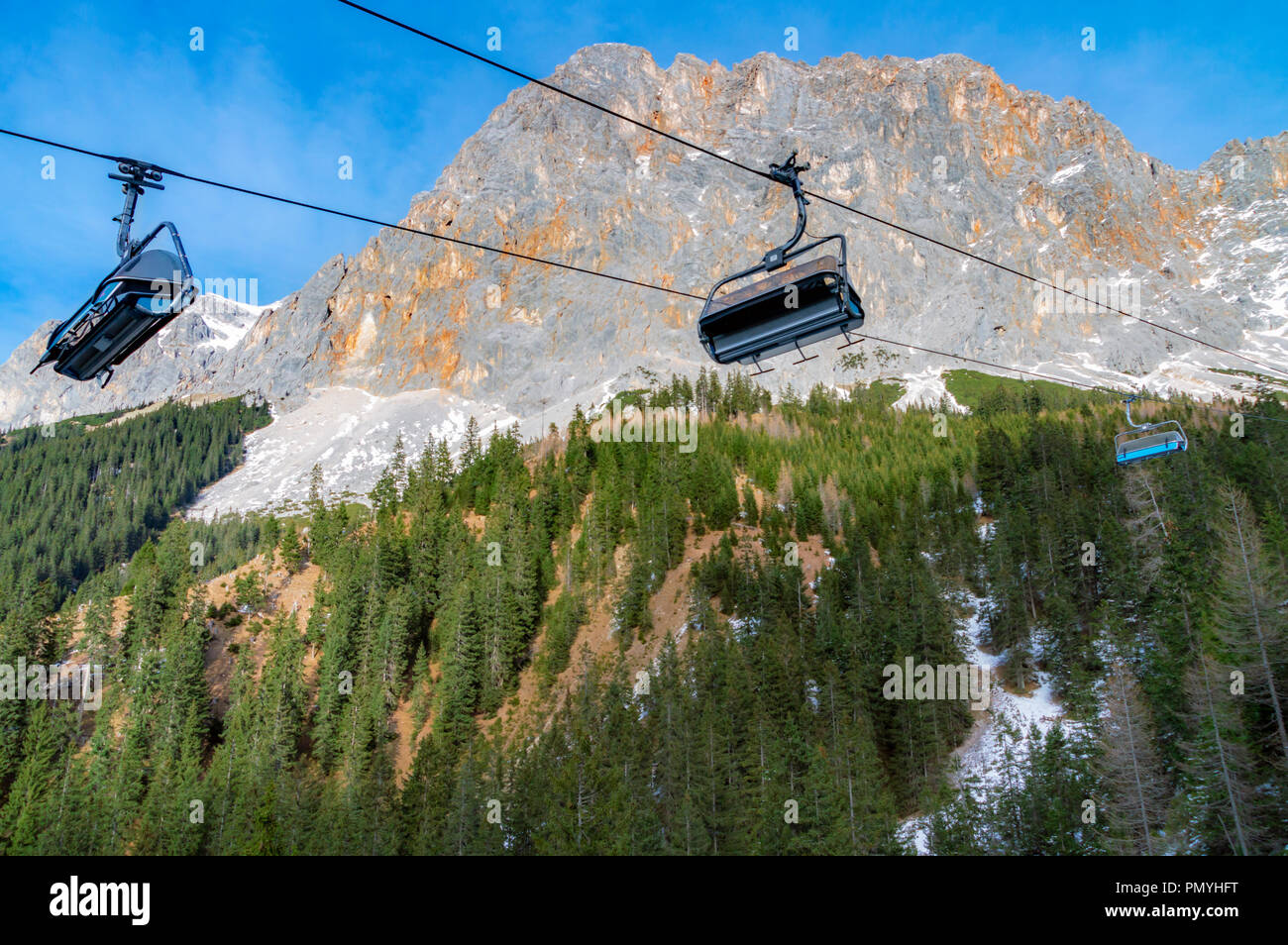 Modern ski lifts hi-res stock photography and images - Alamy