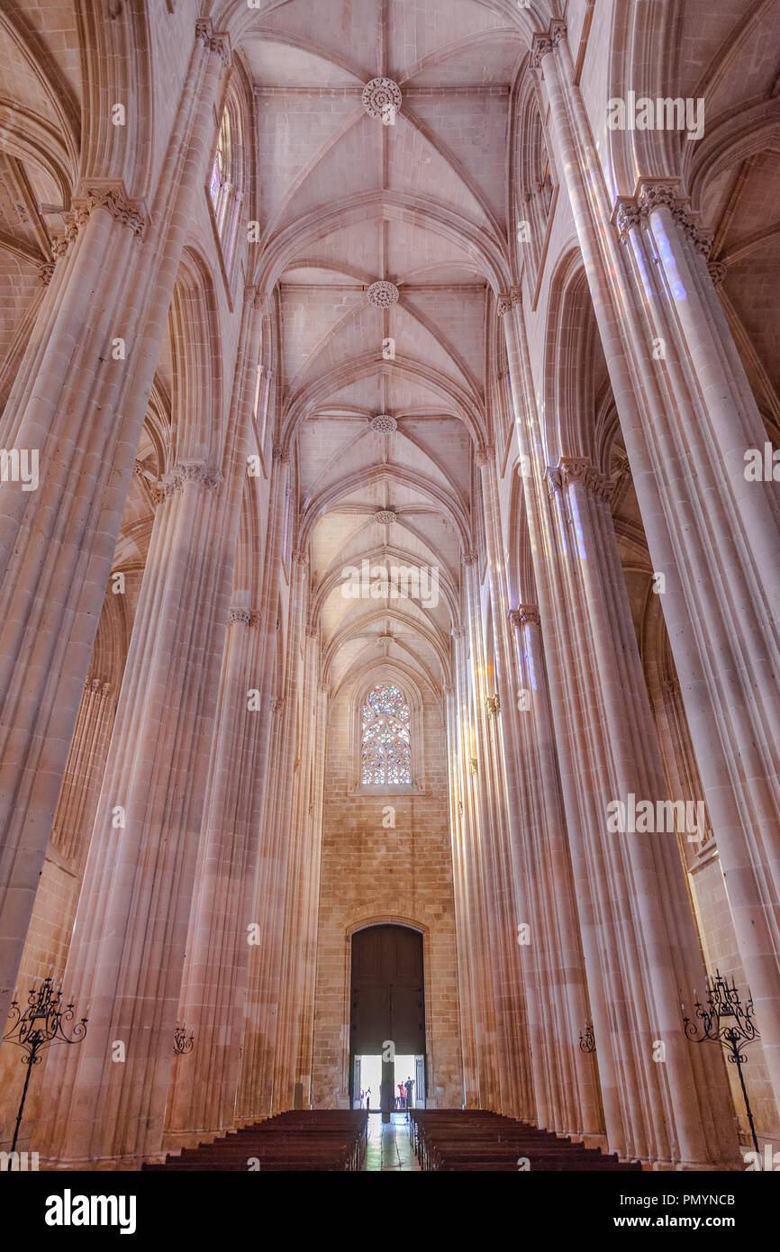 Nave columns hi-res stock photography and images - Alamy
