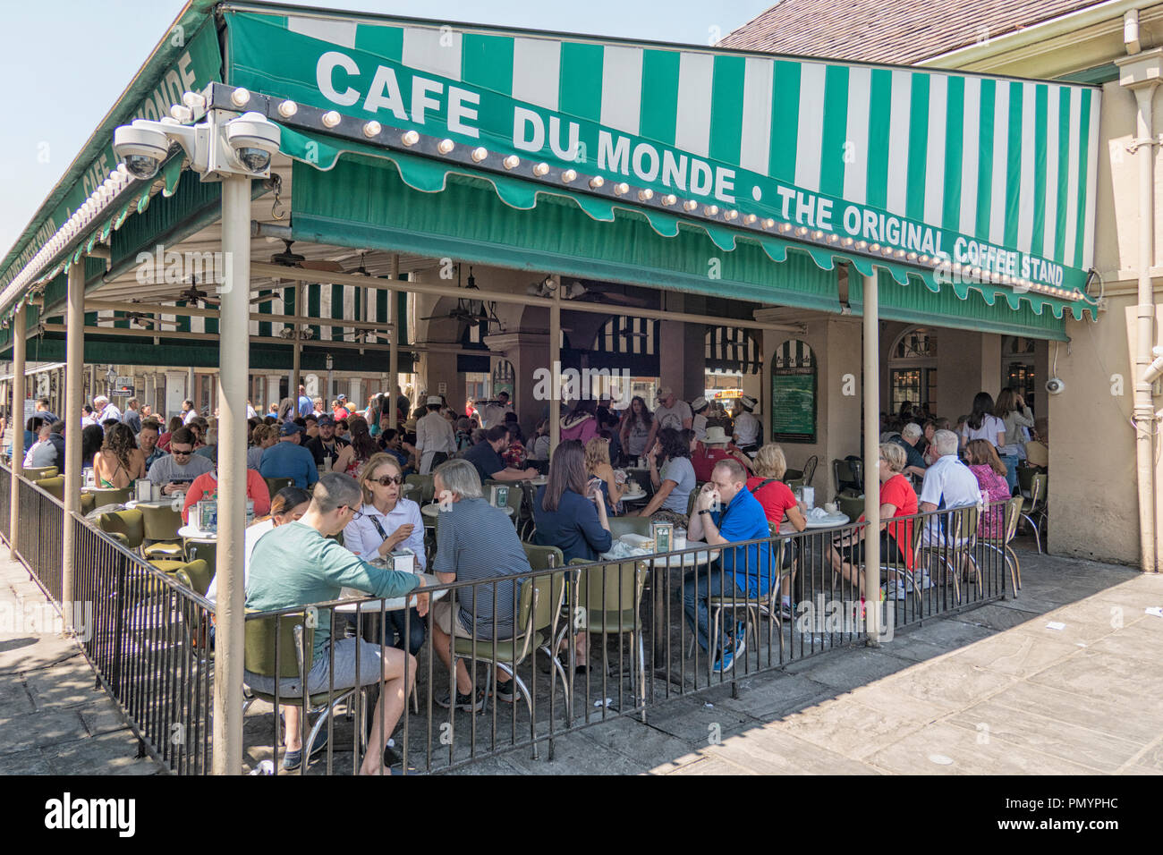 Crowded Cafe du Monde where they sell their famous beignets in New ...