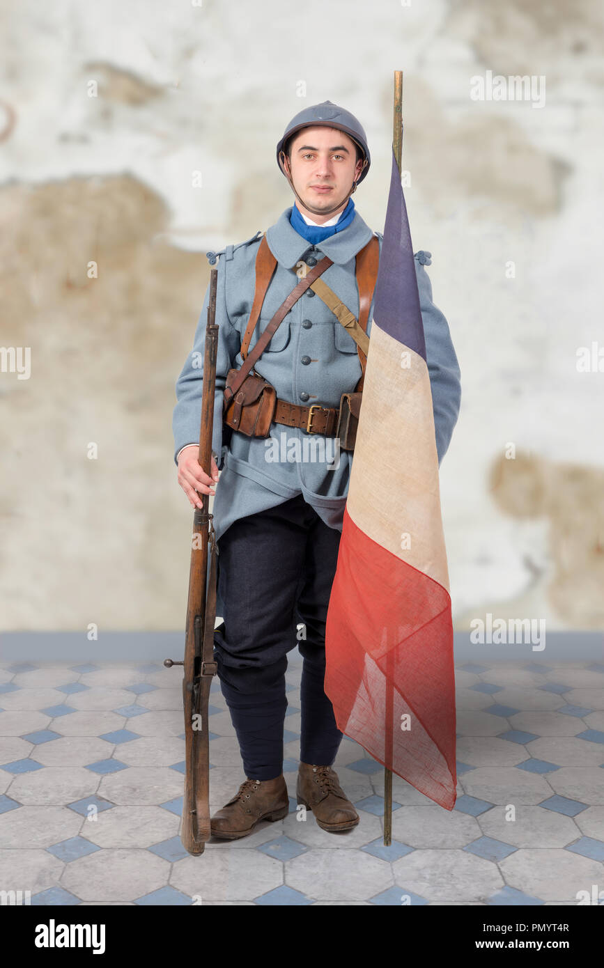 French soldier, 1914 1918 with tricolour flag Stock Photo - Alamy