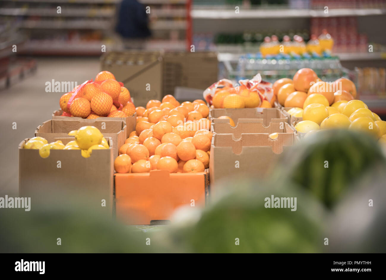 Bunch of oranges in the boxes in the supermarket Stock Photo - Alamy
