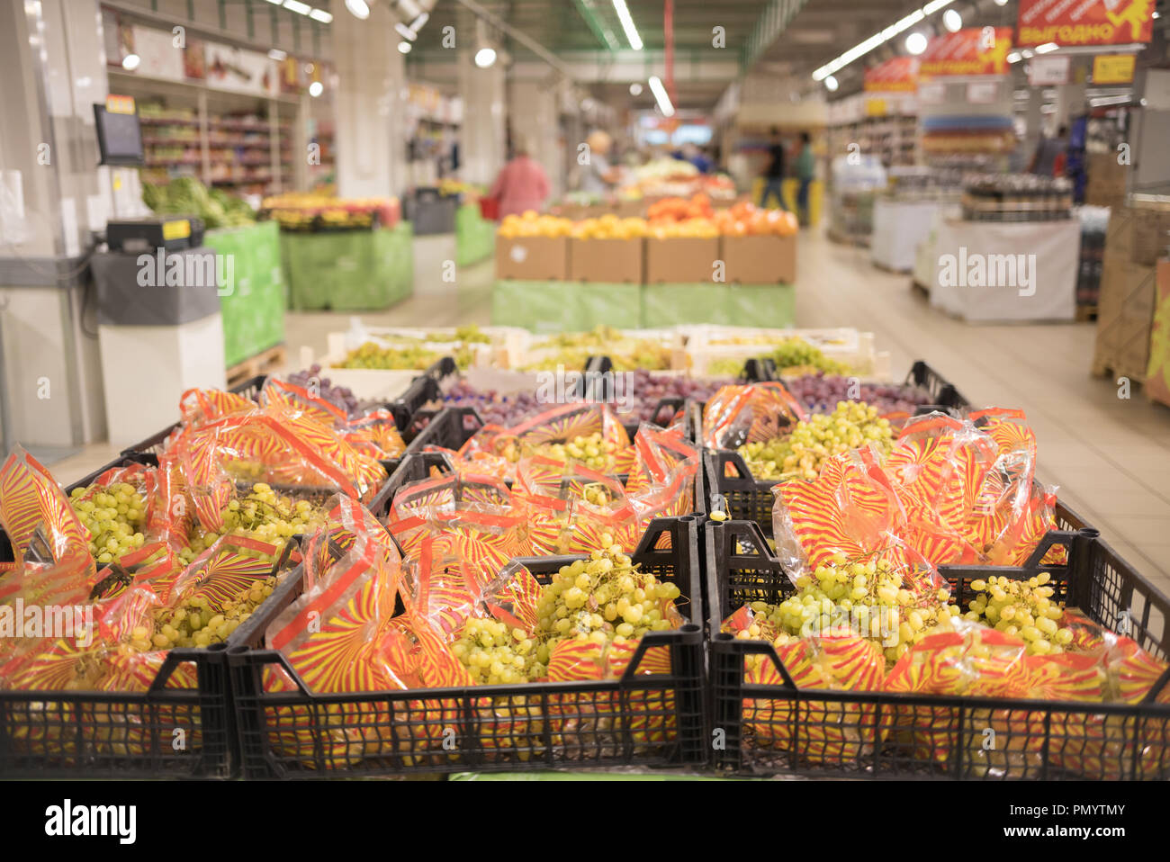 Packed green grapes in the boxes in the supermarket Stock Photo - Alamy