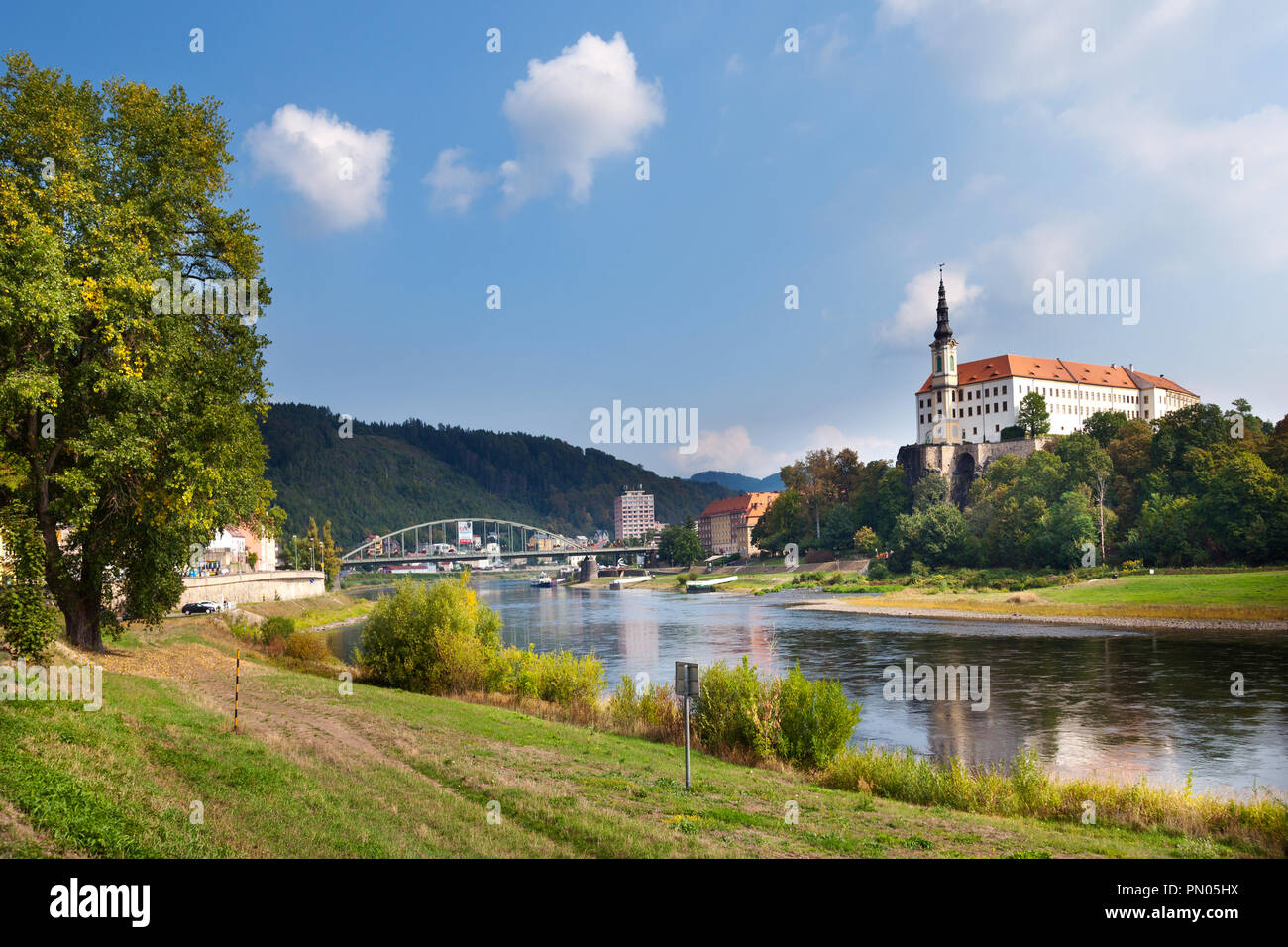 zámek a řeka Labe, město Děčín, Severní Čechy, Česká republika / castle ...