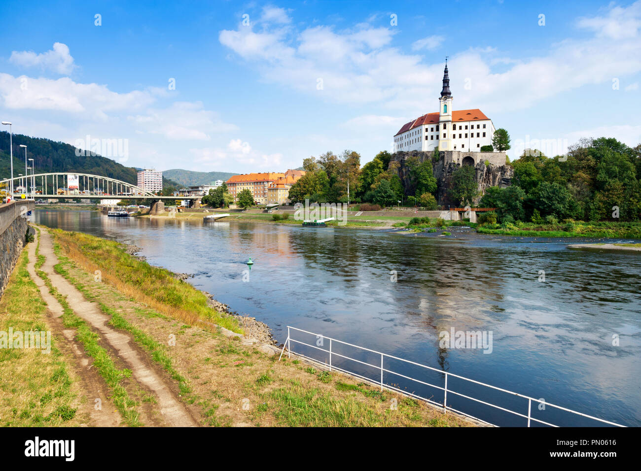 zámek a řeka Labe, město Děčín, Severní Čechy, Česká republika / castle ...