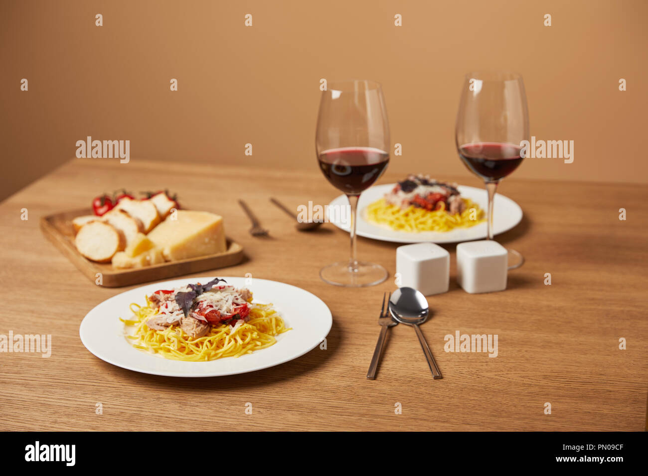 Pasta in table setting wine hi-res stock photography and images - Alamy
