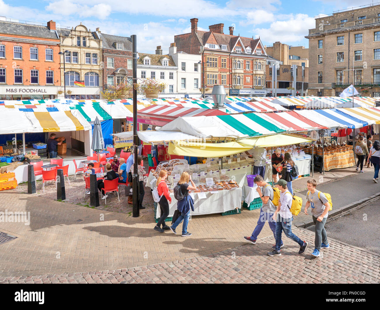 Shoppers and stalls on the Market square at Cambridge, England Stock ...