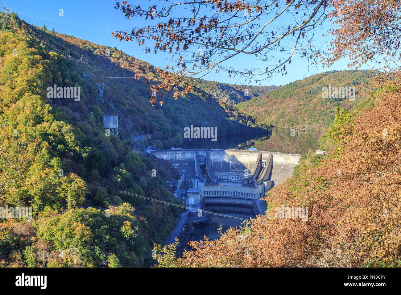Chastang dam on the dordogne river hi-res stock photography and images ...