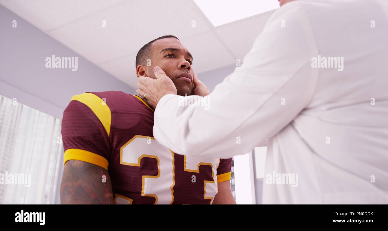 Black athlete pain football hi-res stock photography and images - Alamy
