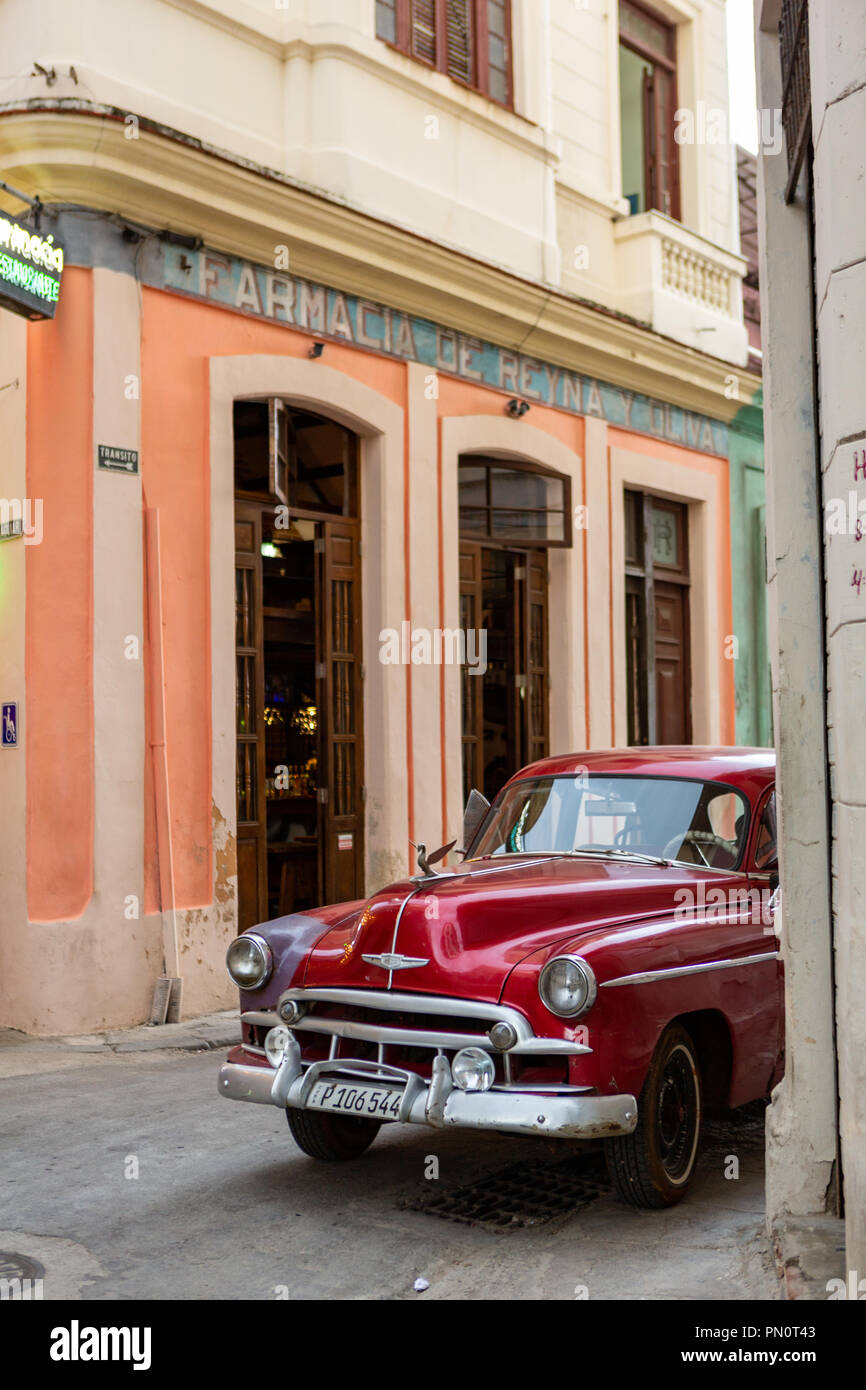 Classic car street scene, Havana, Cuba Stock Photo - Alamy