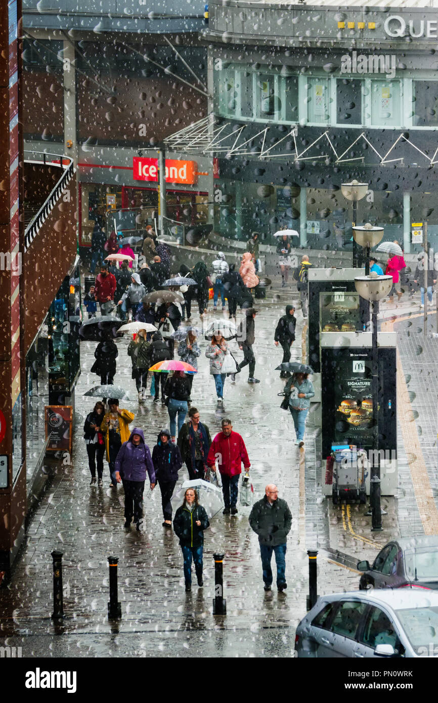 Shoppers in rain hi-res stock photography and images - Alamy