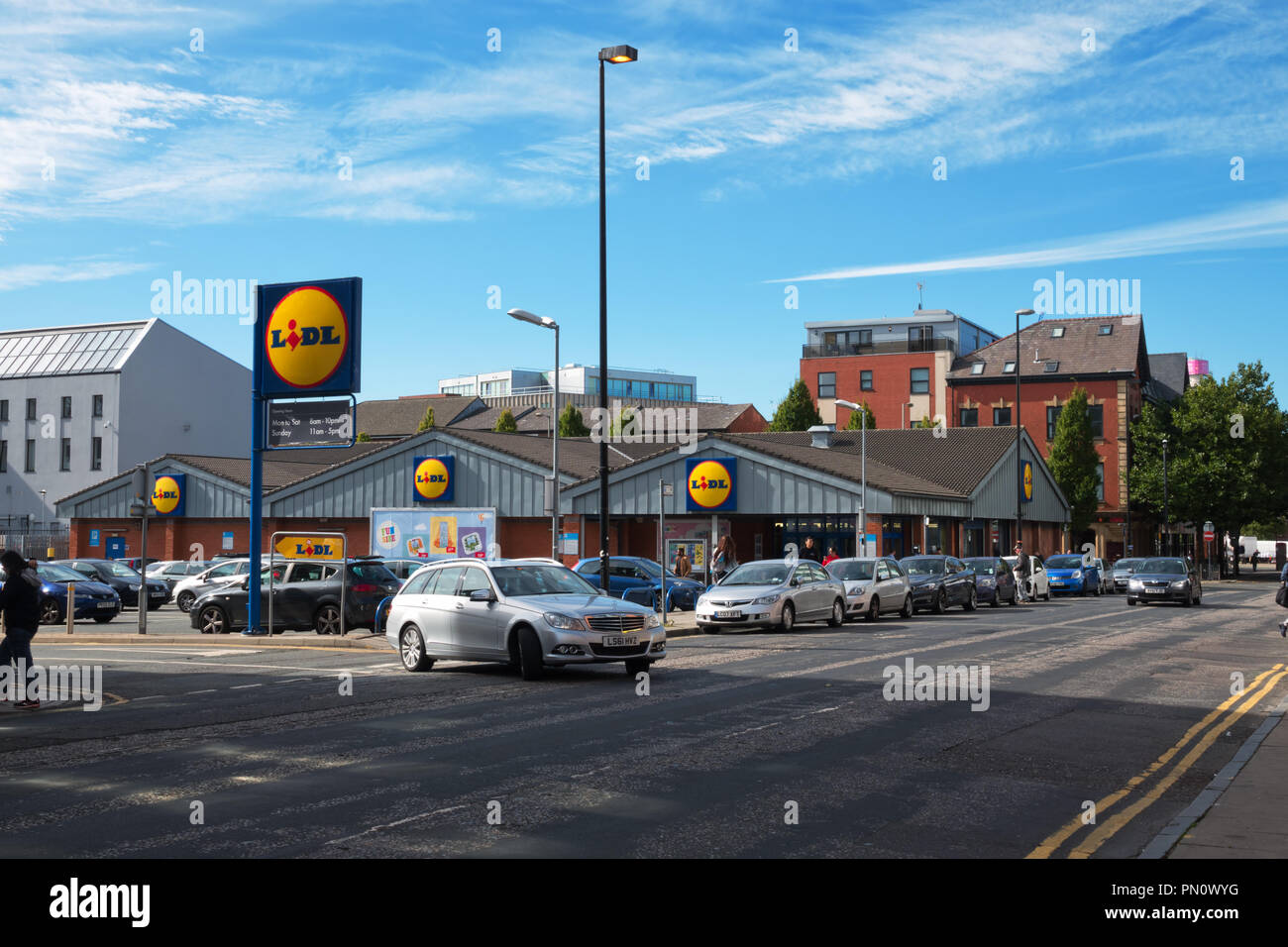 Exterior view of the German discount supermarket chain Lidl on London ...