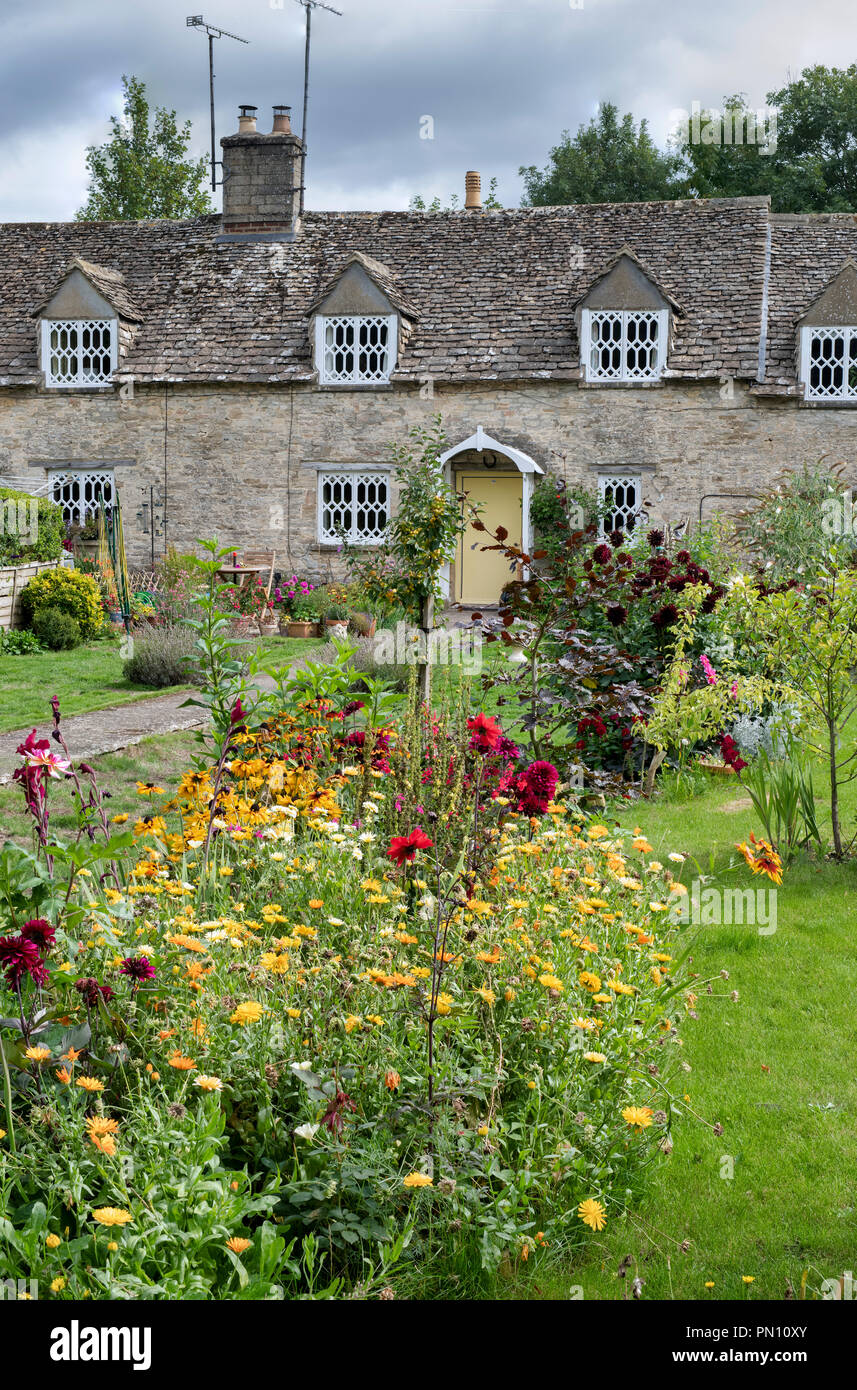 Row of cottages in the cotswold village of Calmsden, Cotswolds ...