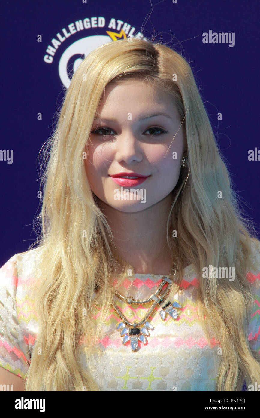 Olivia Holt Prende A Calci I Calzini