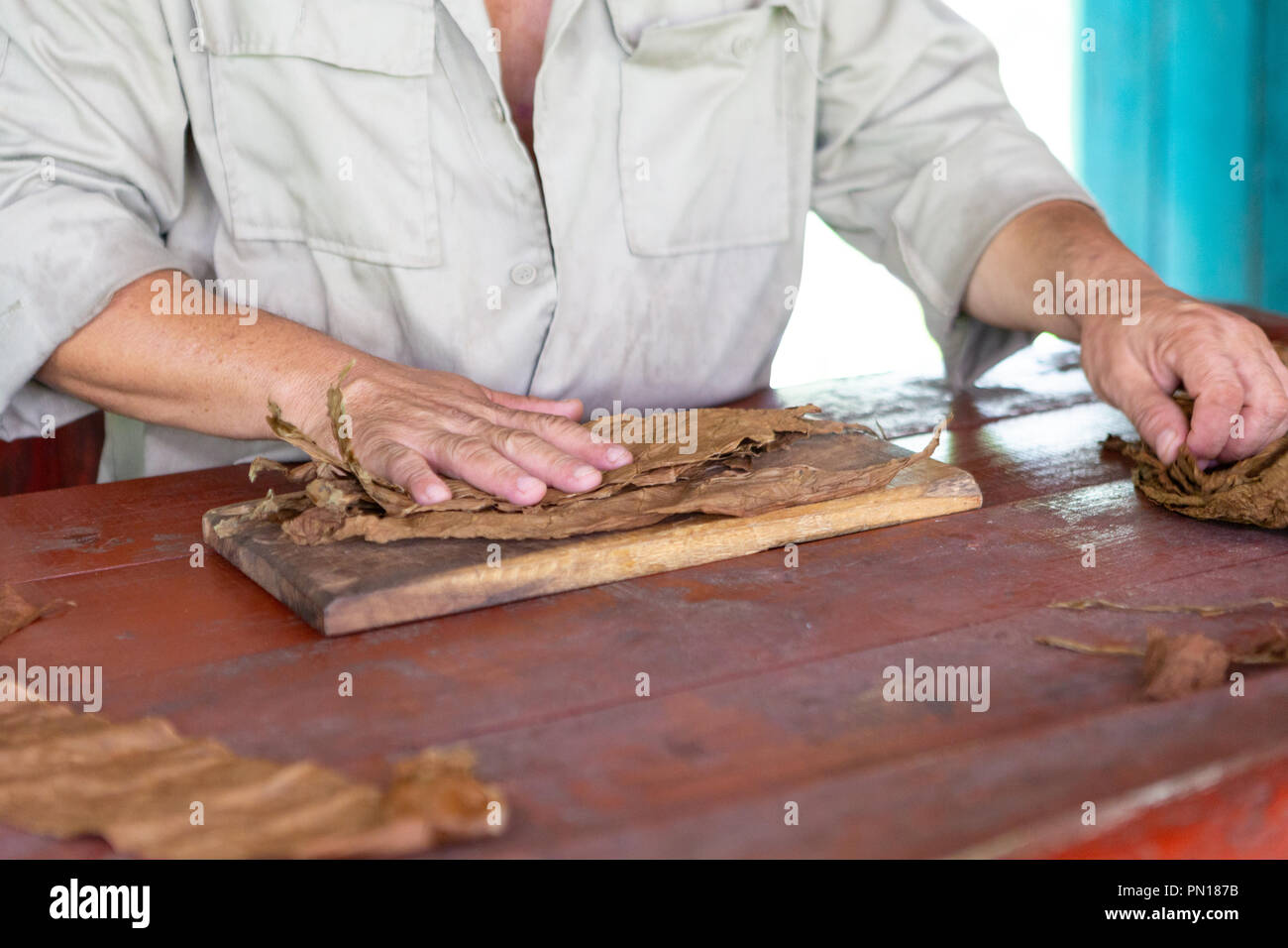 Cuban man making hat hi-res stock photography and images - Alamy