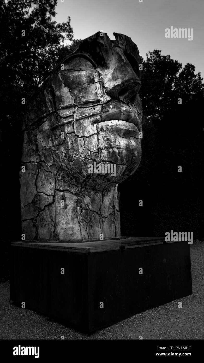 Sculpture of cracked head Stock Photo - Alamy