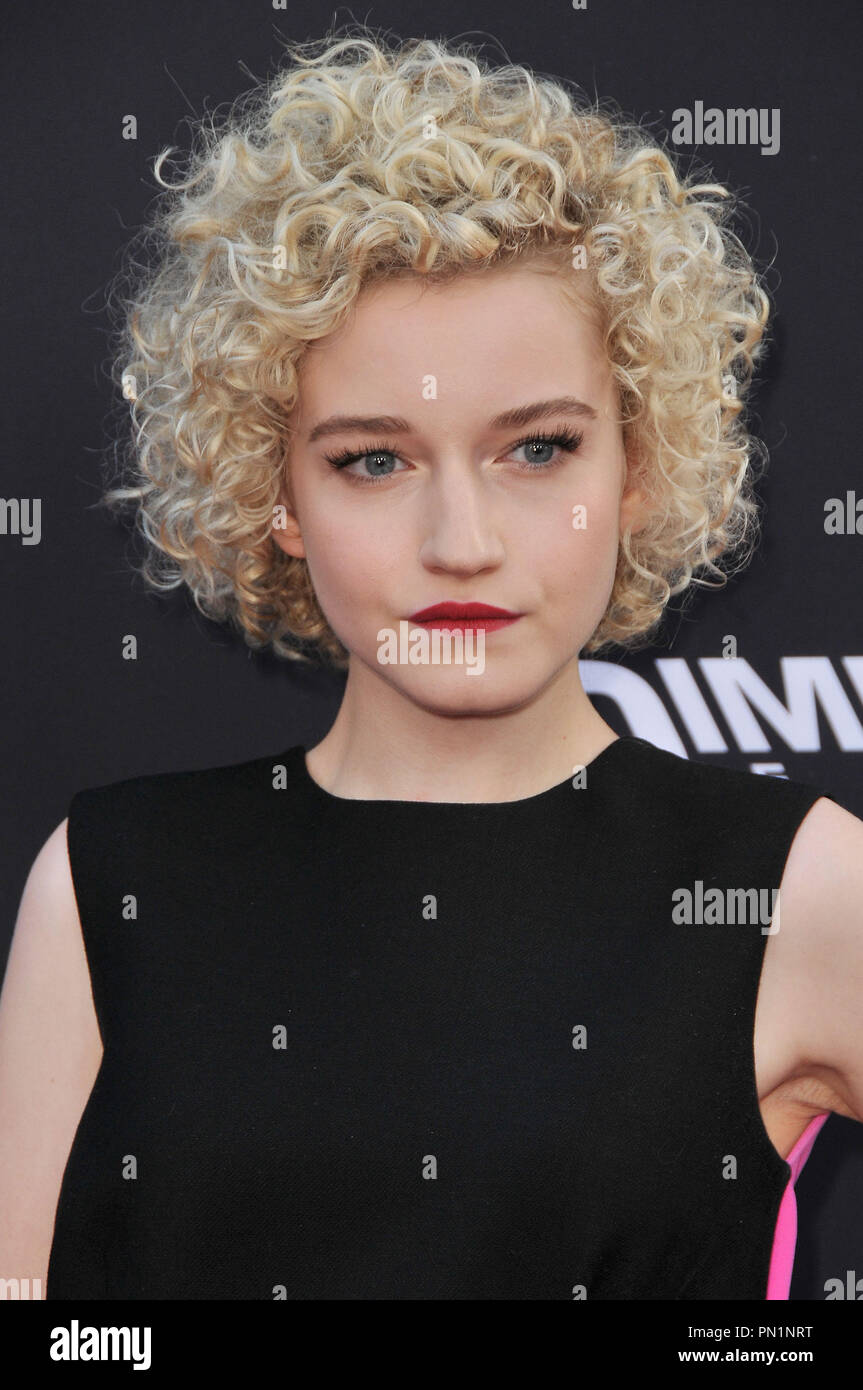 Julia garner red carpet event hi-res stock photography and images - Alamy