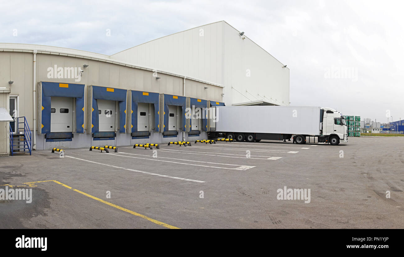 Warehouse exterior with lorry hi-res stock photography and images - Alamy