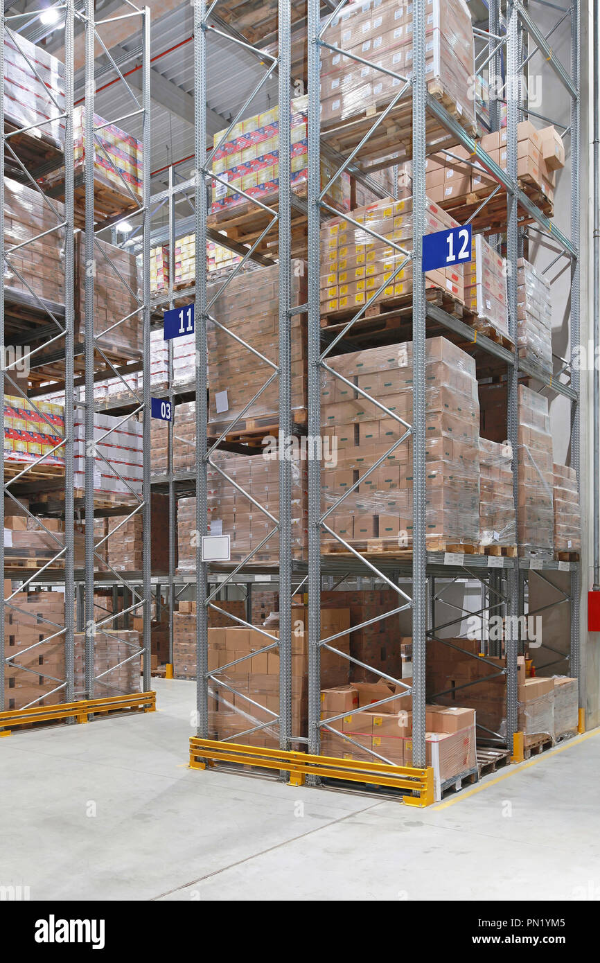 High shelves in distribution center warehouse Stock Photo - Alamy