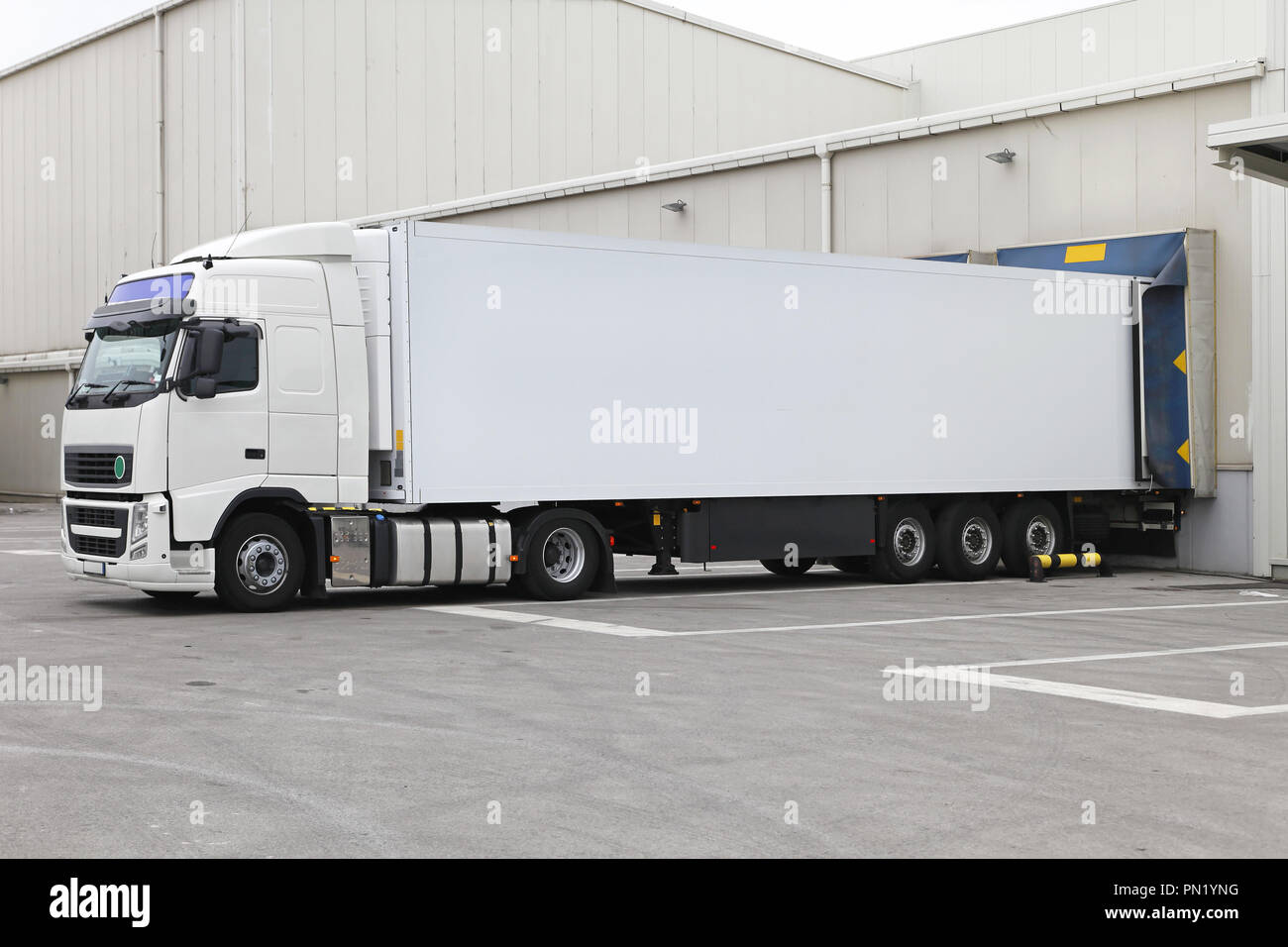 White box semi trailer at warehouse loading bay dock Stock Photo - Alamy