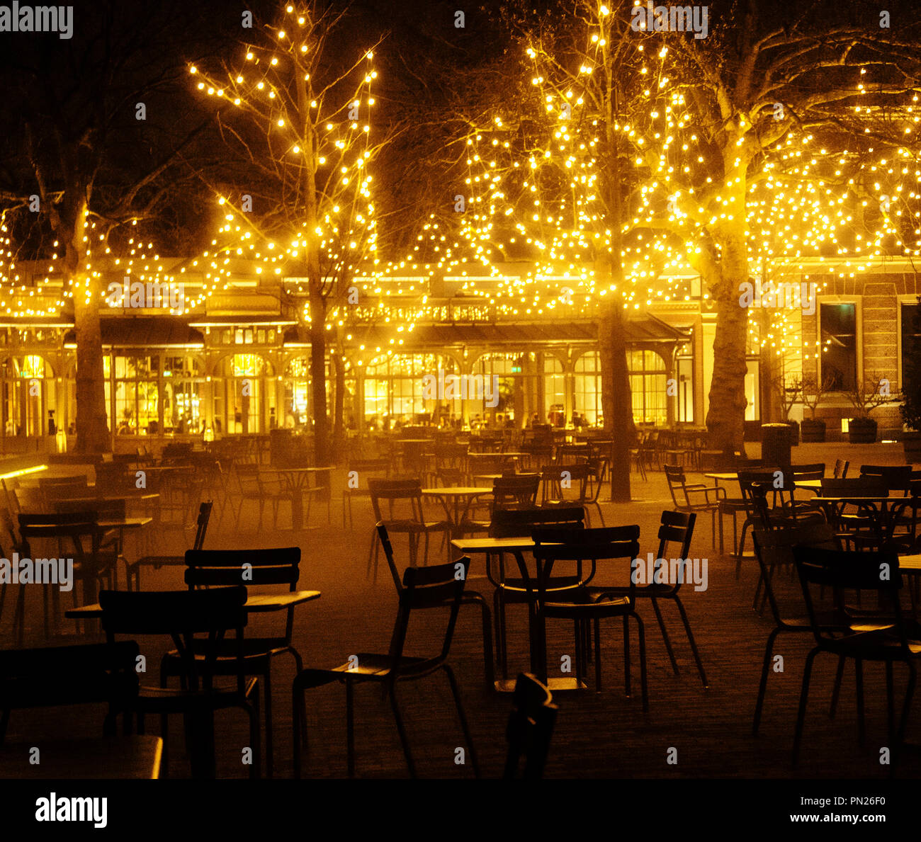 empty night restaurant, lot of tables and chairs with noone, mag Stock ...