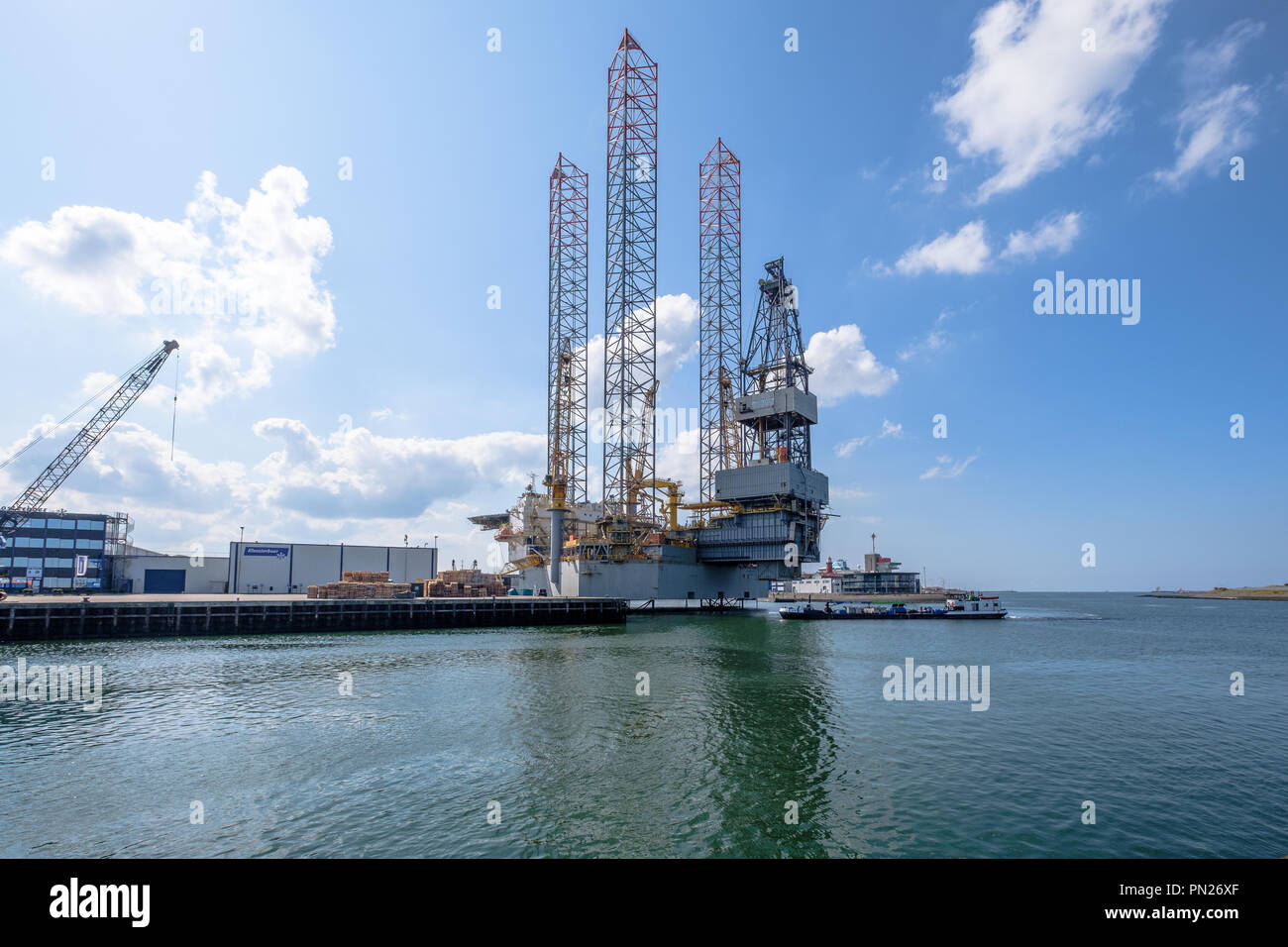Offshore oil rig maintenance hi-res stock photography and images - Alamy