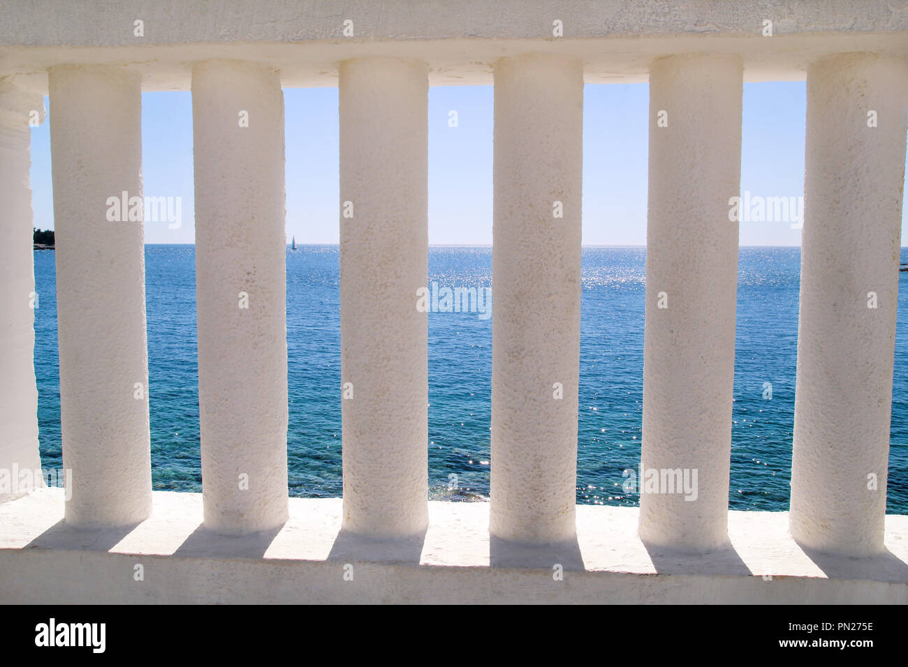 White columns beach hi-res stock photography and images - Alamy