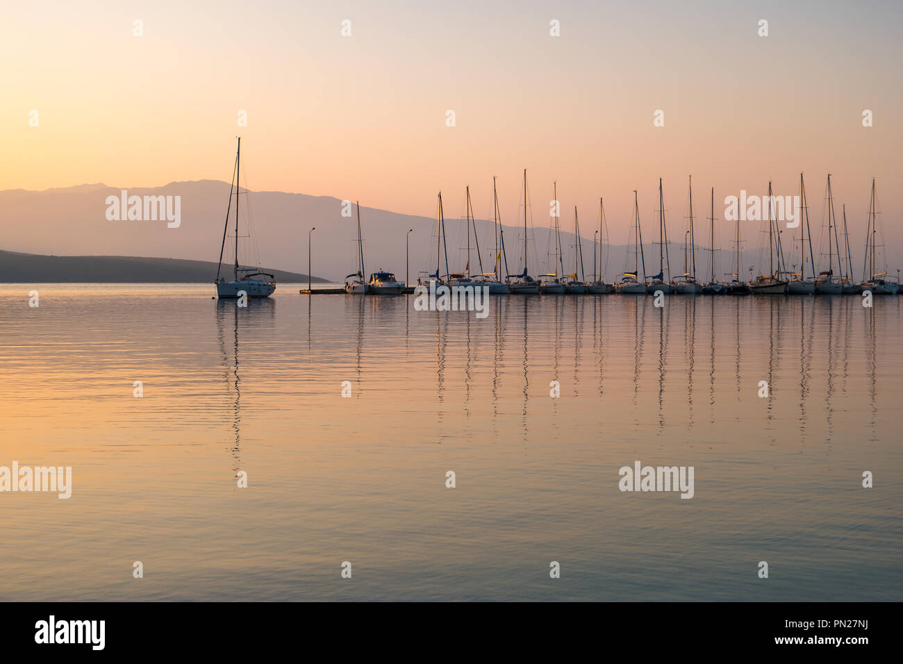 Ocean sunset golden hour reflection hi-res stock photography and images ...