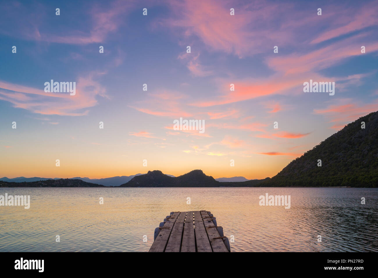 Golden hour sunset hi-res stock photography and images - Alamy