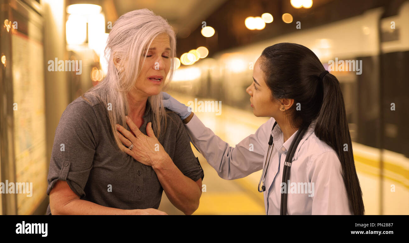 Emt ambulance woman hi-res stock photography and images - Alamy